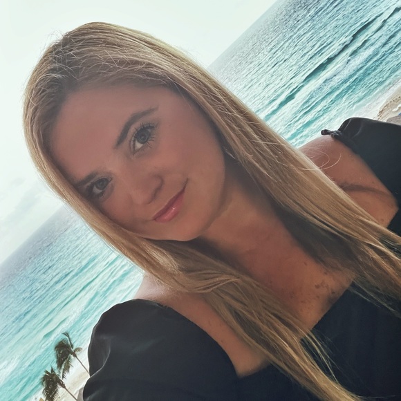 Isabelle's Closet (@izzyr1996) | Poshmark